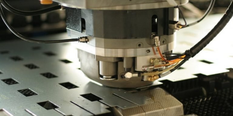 Guía completa de estampado de metales: técnicas y aplicaciones